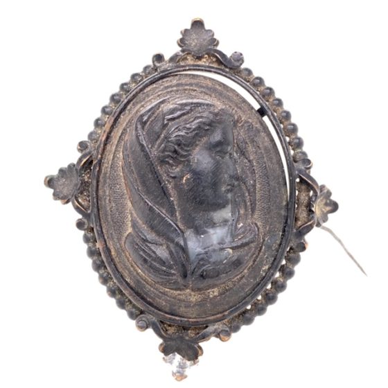 How to identify antique Whitby jet jewellery | An guide jet collecting